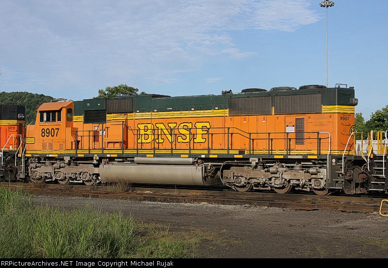 BNSF 8907
